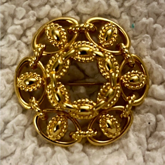 Monet | Jewelry | Vintage Monet Gold Toned Brooch | Poshmark